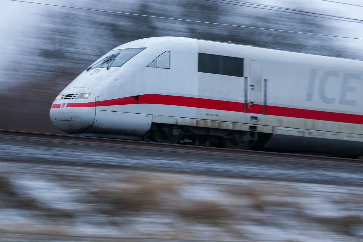 Gefährliche Aktion! Fahrender Zug von Brücke aus mit Stein und ...