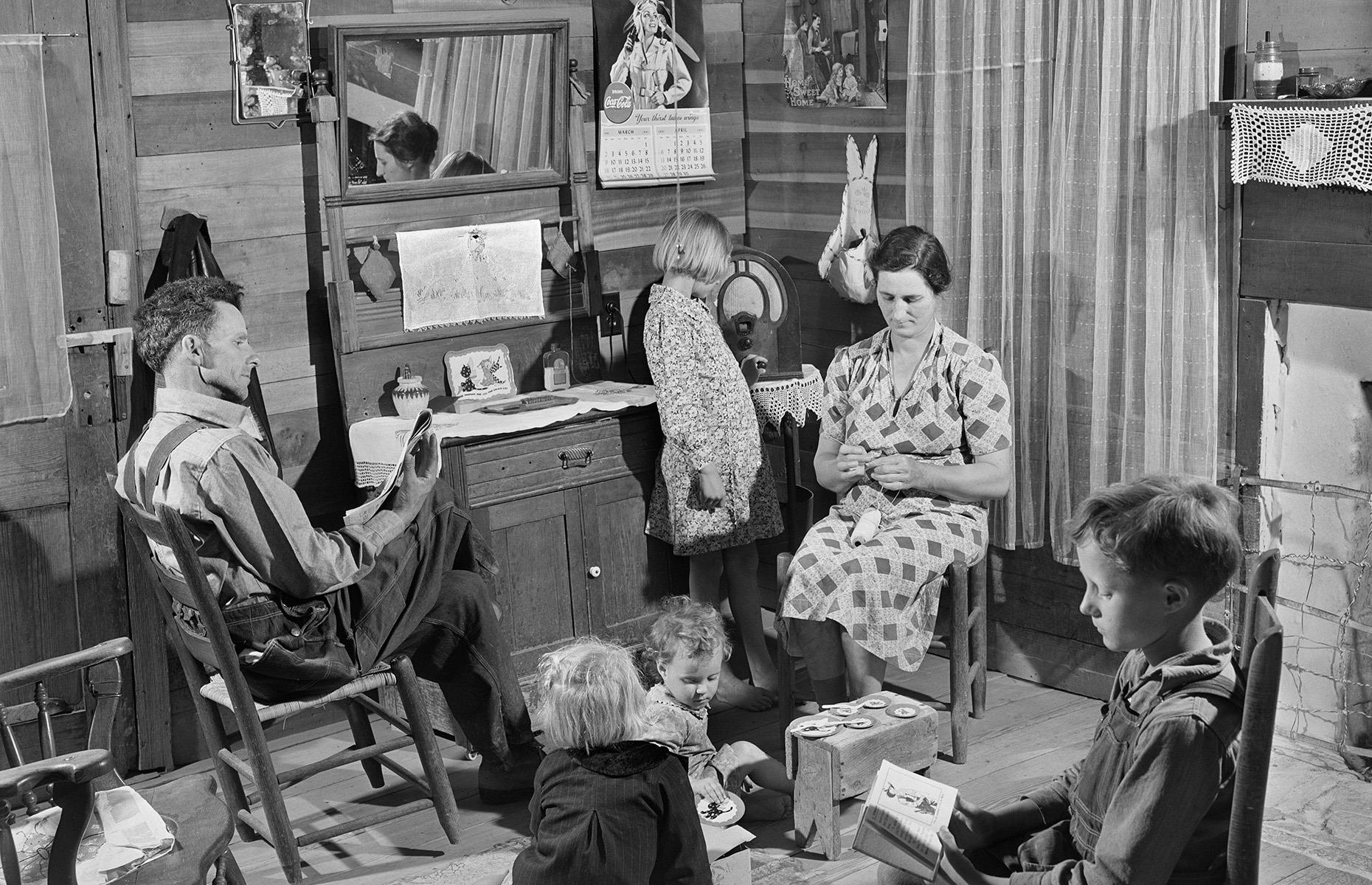 Fascinating photos show what life was like inside 1940s American homes