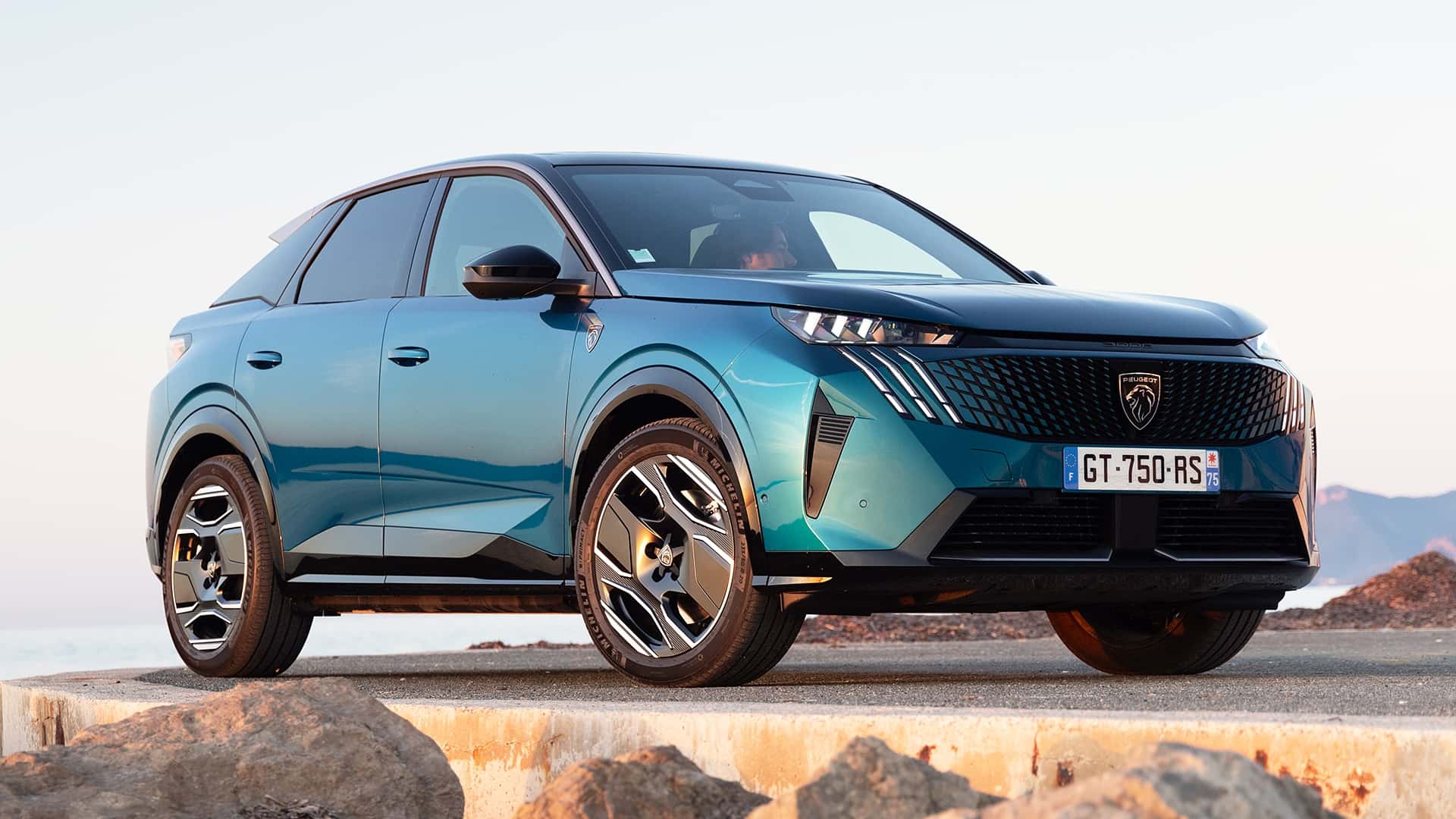 Nuevos Peugeot E-3008 y E-5008 2025: con tracción total y 325 CV