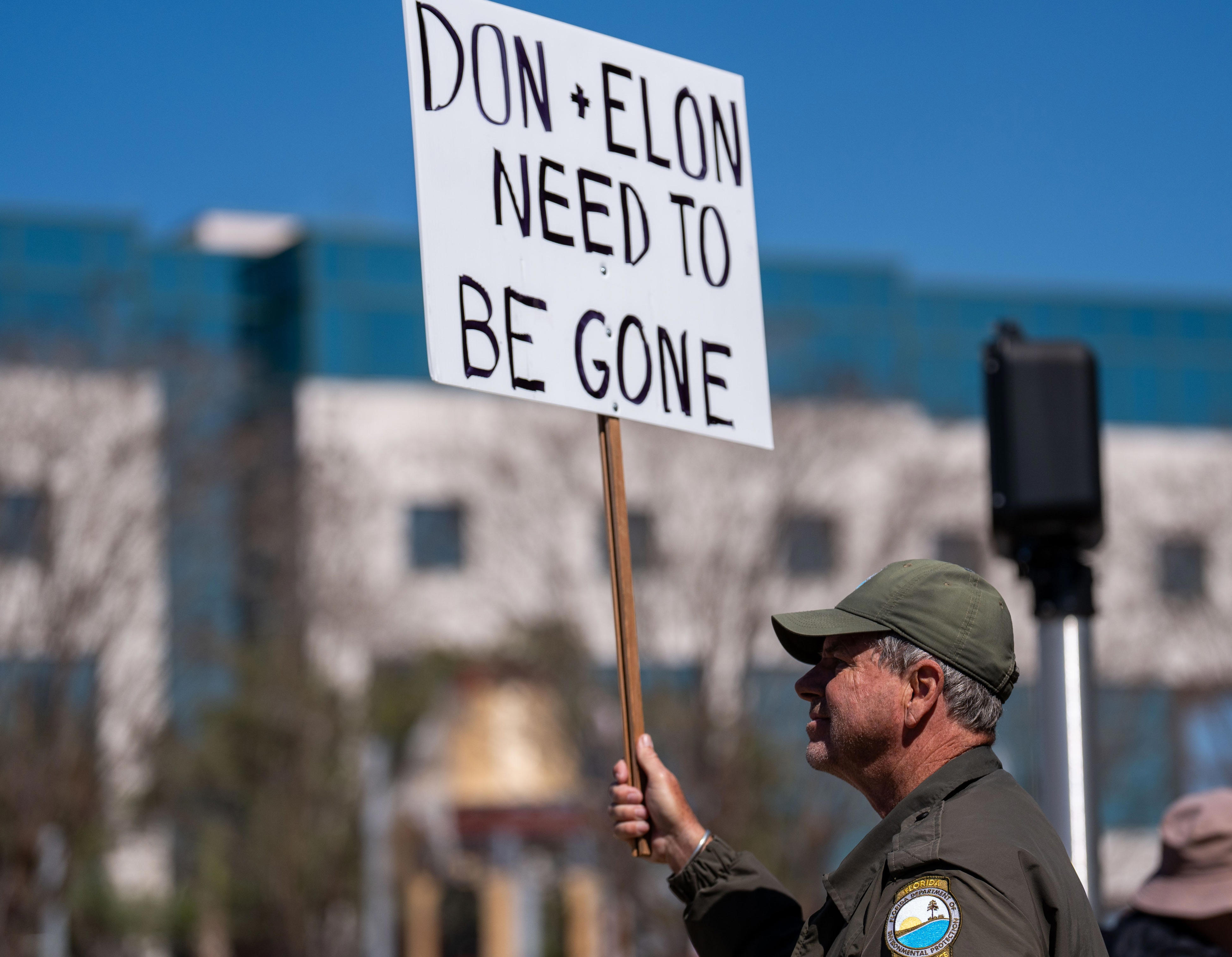 Demonstrations erupt around Florida for 'No Kings Day' national protest ...