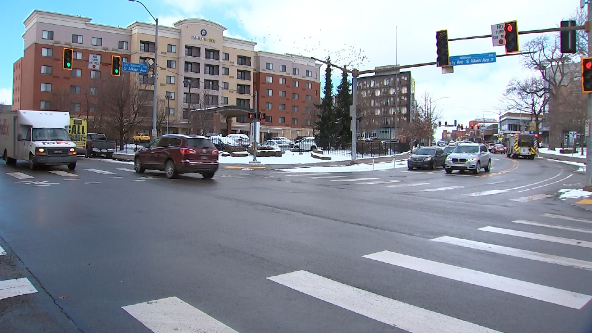 2 pedestrians hurt in hit-and-run at busy Shadyside intersection
