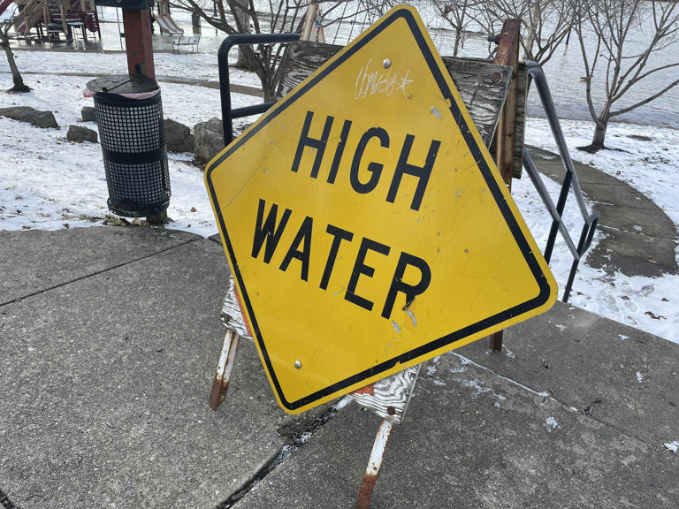 Greater Cincinnati businesses, homes prepare for rising water from Ohio ...