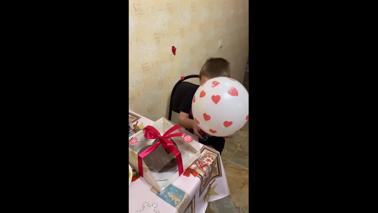 Boy gets startled and cries as balloon pops in Fryazino, Russia