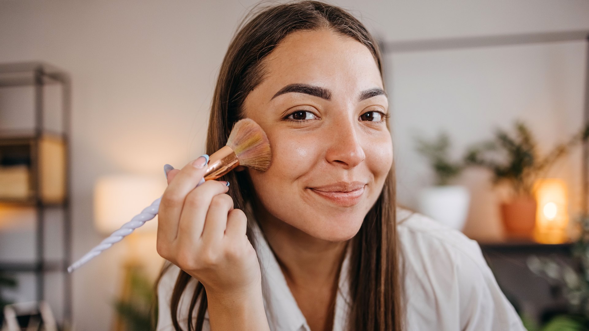 This K-Beauty Blurring Powder Gives Me Filtered Skin With Just One Swipe