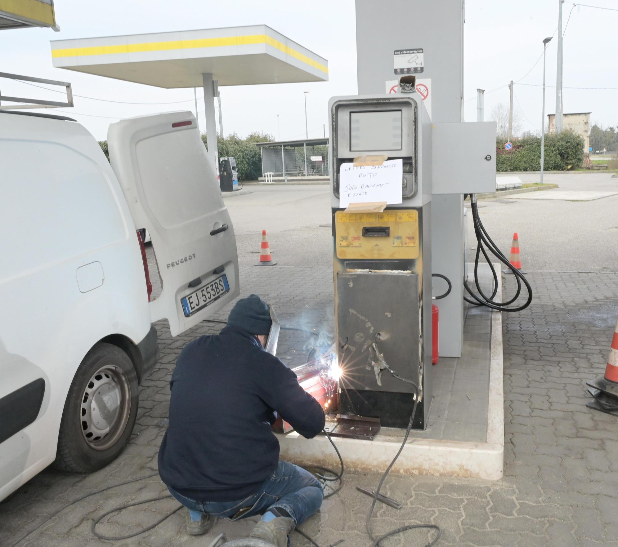 Raid al distributore. Tagliano la colonnina del self-service. Poi ...