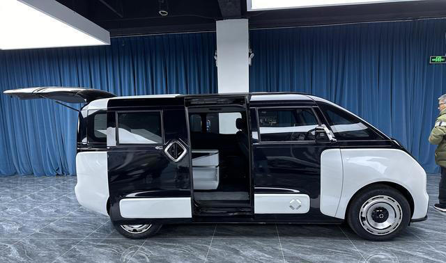 海马EX00，针对B端市场，1+1+3布局纯电MPV，侧滑门+吸顶屏