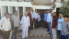 Pimpalner | मूलभूत सुविधांचा अभाव; संतप्त नागरिकांनी नगरपरिषदेला ठोकले टाळे