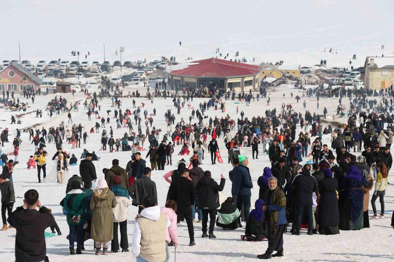 Karacadağ Kayak Merkezi ziyaretçi akınına uğruyor