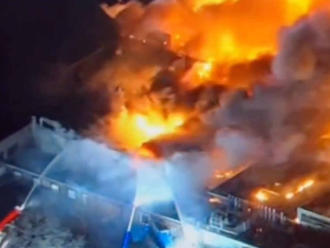 Massive Explosion in Technologie-Komplex: Feuer bricht aus