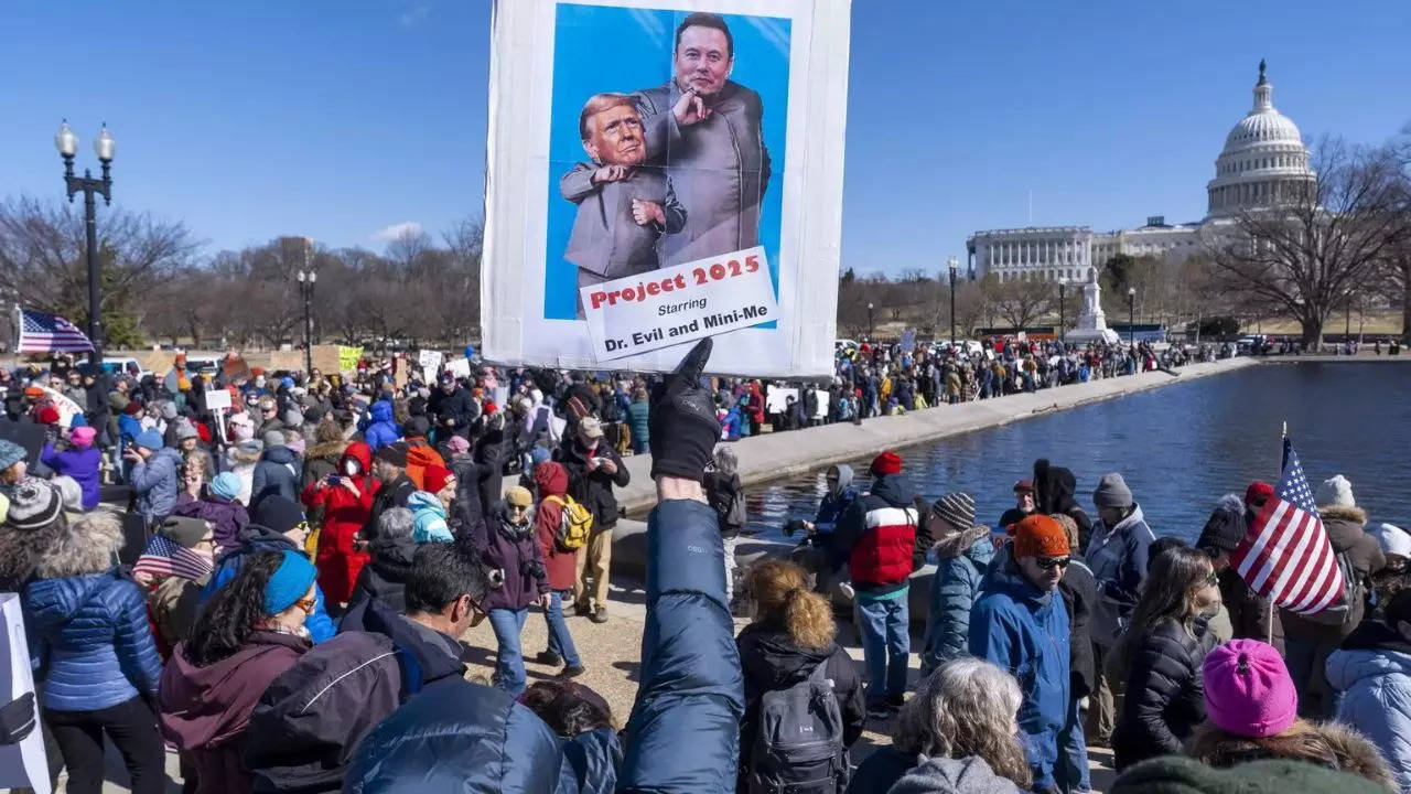 'Make America think again': Thousands protest in US against 'king ...