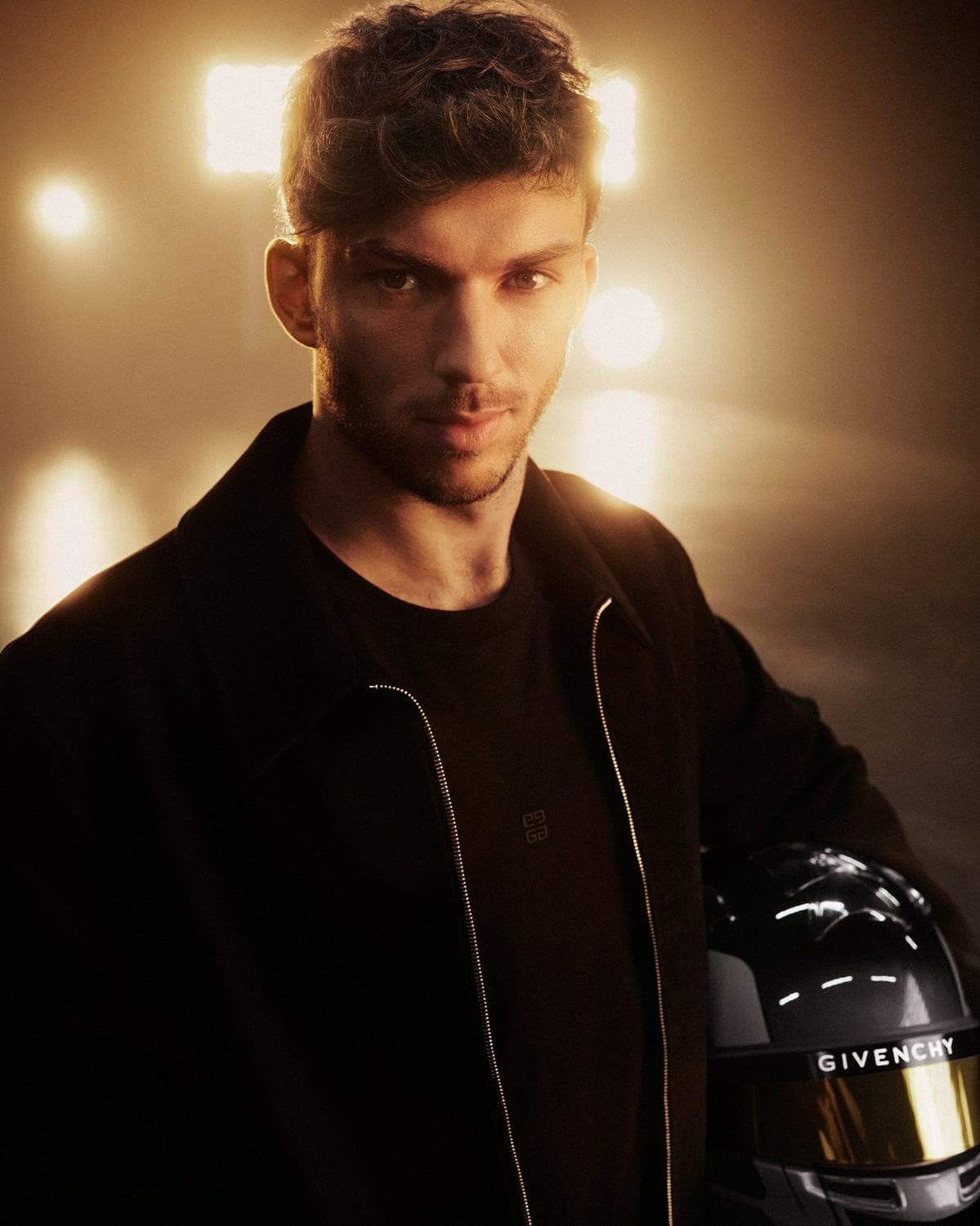 Le pilote de Formule 1 Pierre Gasly est le nouveau visage de la ligne Gentleman de Givenchy Parfums