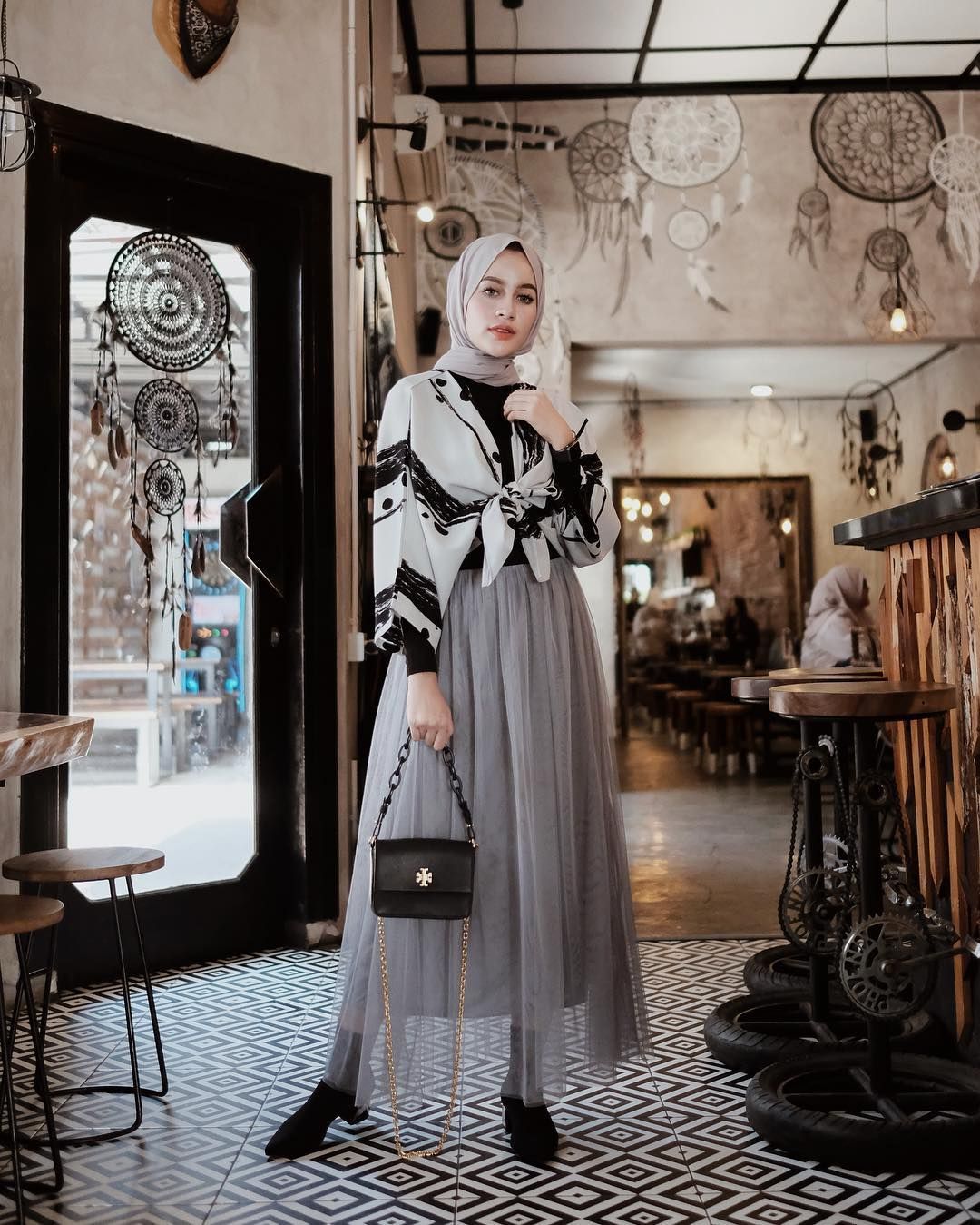 Inspirasi Outfit Hijab Dipadukan Dengan Manset yang Kece, Yuk Coba