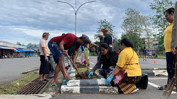 Umat Hindu Bersih-bersih Pasar dan Tanam Pohon Sambut Hari Raya Nyepi ...