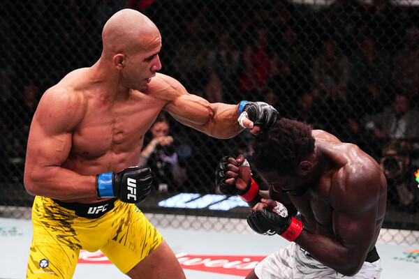 '킬러 고릴라' 캐노니어, 호드리게스에 4R 역전 TKO승...치열한 명승부