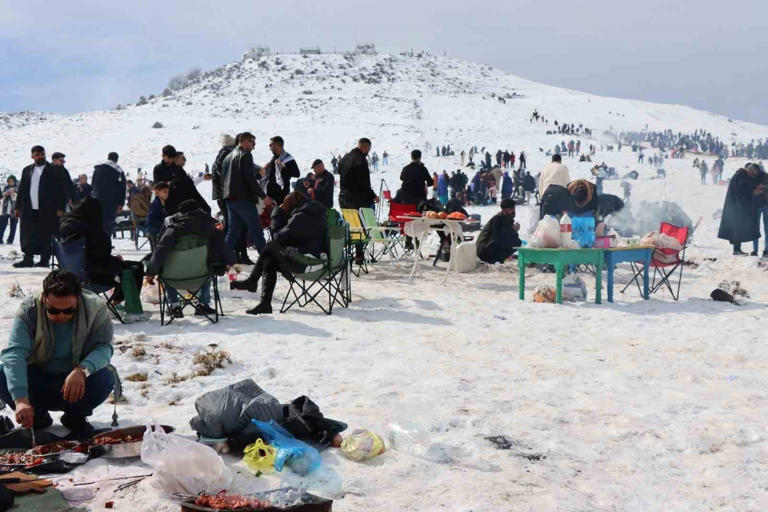 Karacadağ Kayak Merkezi ziyaretçi akınına uğruyor