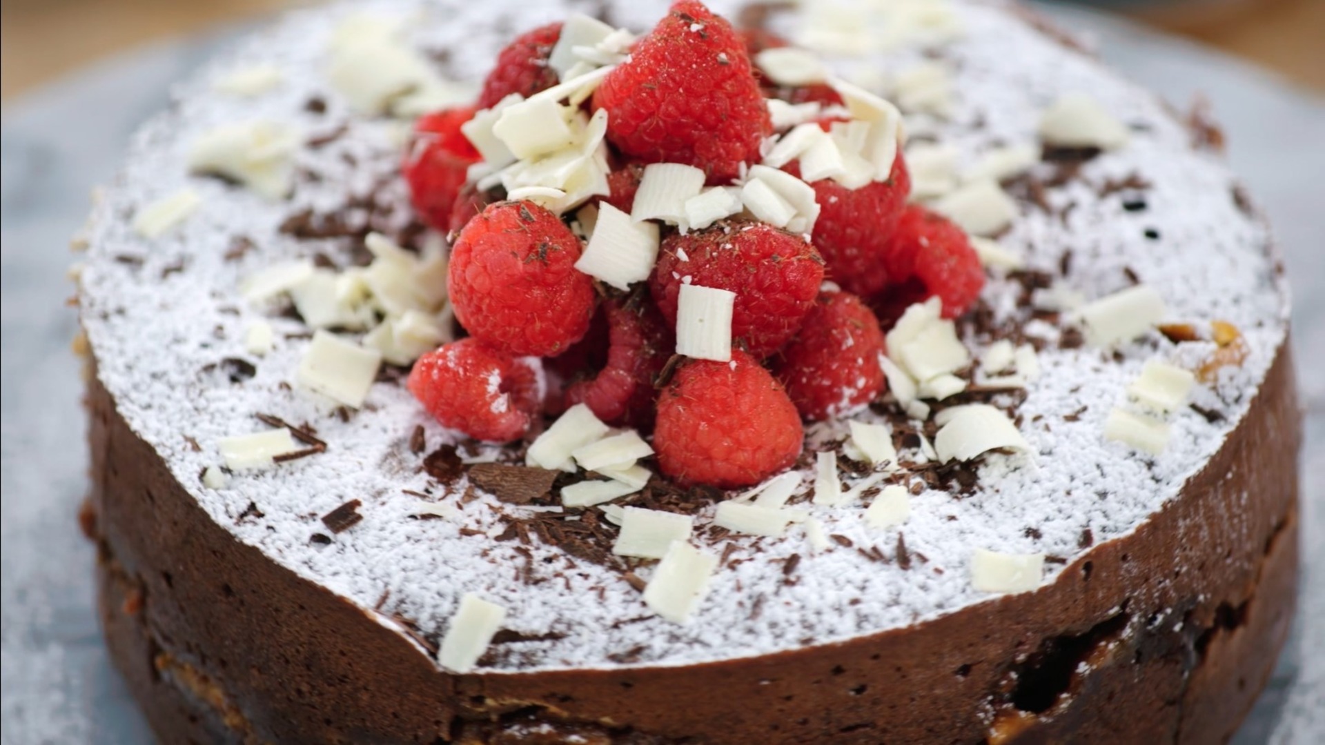 Decadente torta al cioccolato dalla consistenza ricca e umida