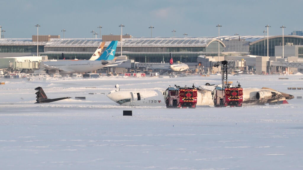 Videos show Delta plane from Minneapolis crash-landing and flipping ...