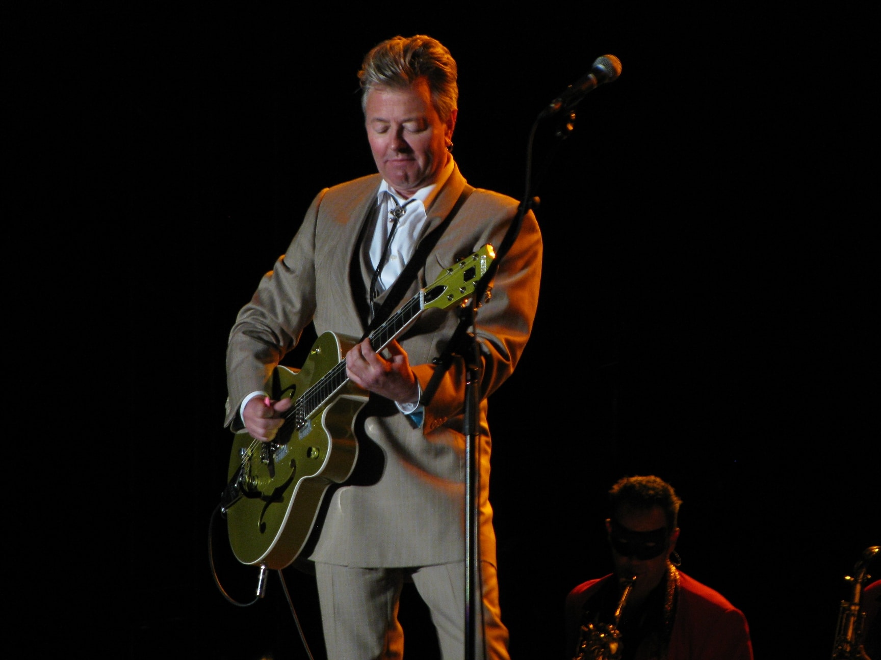 Brian Setzer des Stray Cats ne peut plus jouer de la guitare