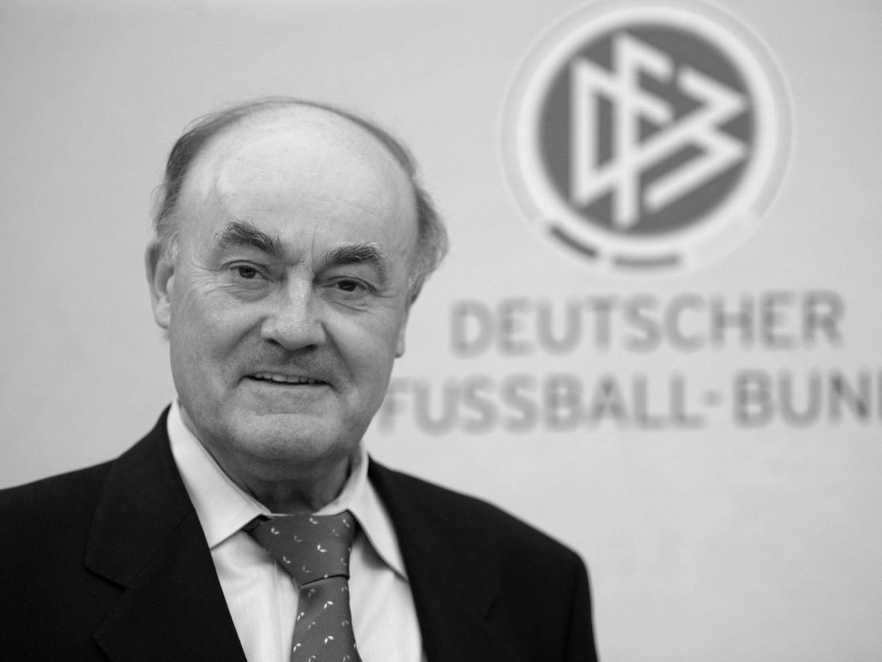 Gedenken an Roth: Schiedsrichter mit Trauerflor