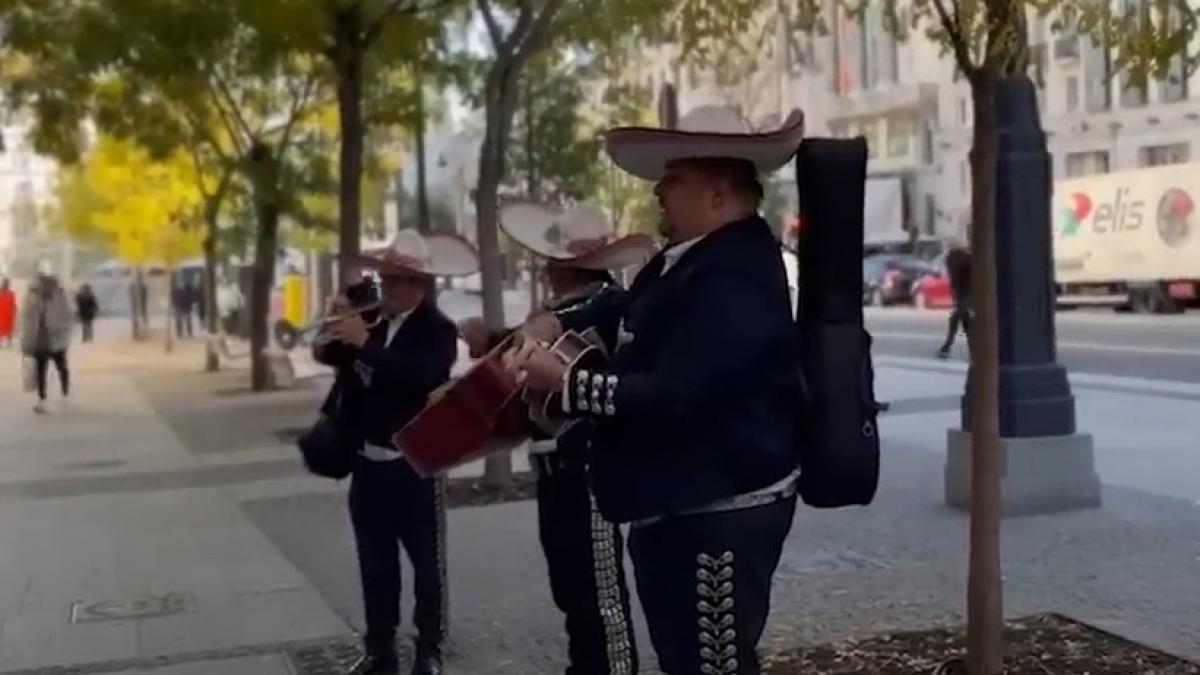 El día en que enviaron a unos mariachis para cantarle a Irene Montero ...