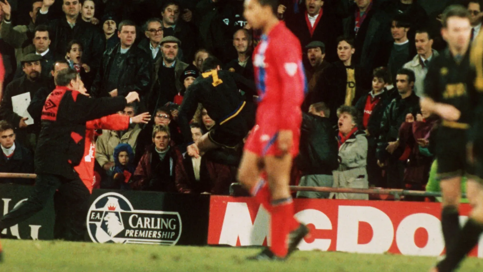 La folie d'Éric Cantona il y a 30 ans : les photos du kung fu kick au supporter