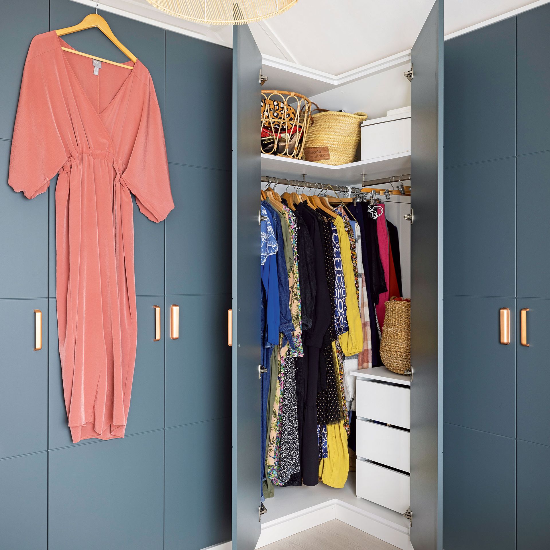 How to organise a small wardrobe with lots of clothes — 6 tips to ...