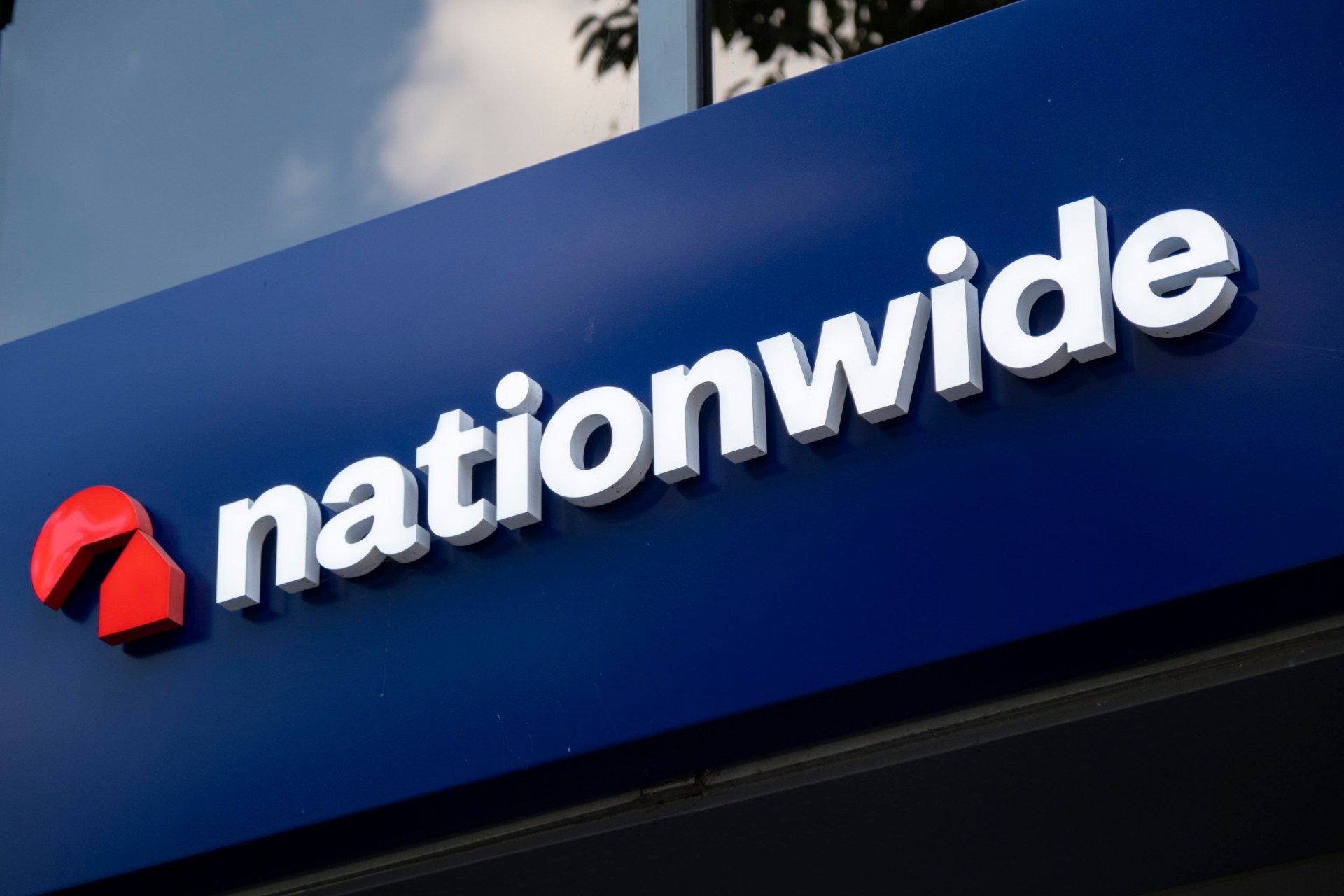 Nationwide banking app goes down with customers 'unable to pay for ...