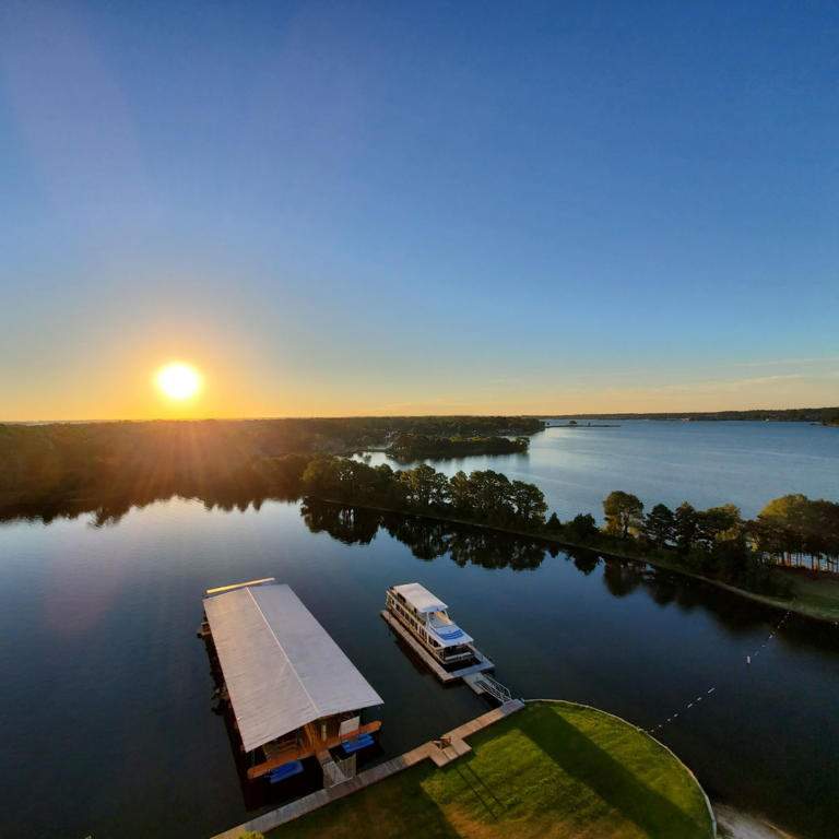 Visit These 3 Sunny Texas Lake Towns For Relaxing Resorts & Nostalgic Vibes