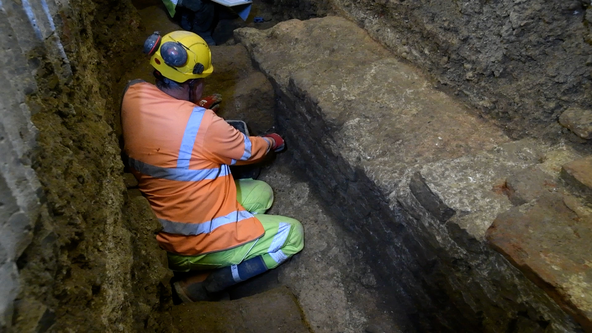 RAW VIDEO: Remains Of London's First Roman Basilica Discovered In City 1/3