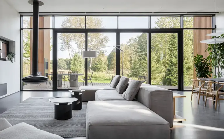 Una casa moderna de 330 m² en la que se fusionan diseño y naturaleza