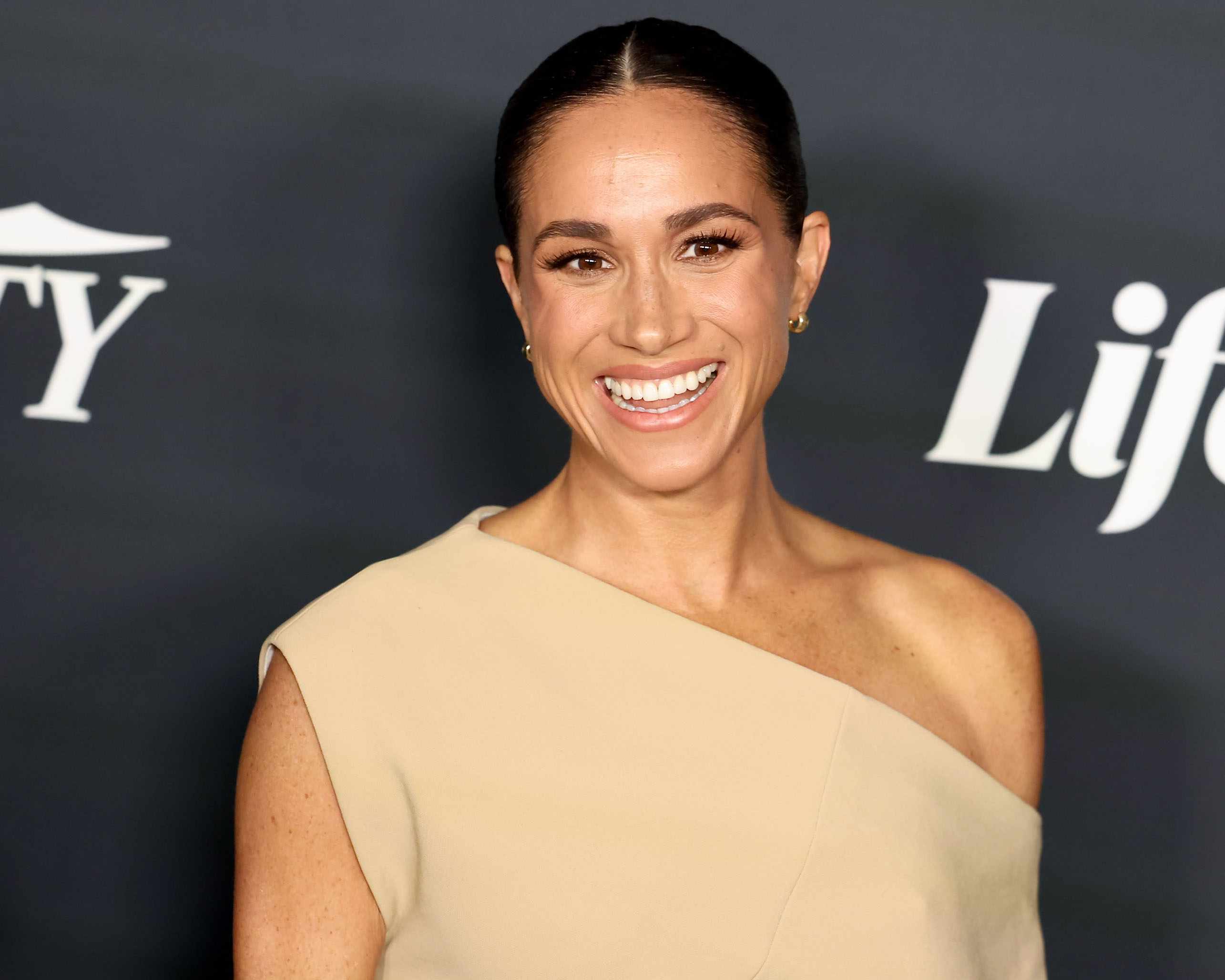 Meghan Markle Just Mastered Ina Garten-Core in a White Oversized Linen ...