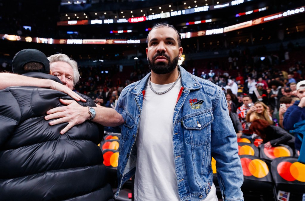 Drake Throws DeMar DeRozan Jersey Off Stage During Australian Concert