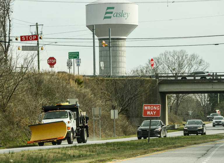 Snow in forecast: DOT spraying salt brine on roads; Spartanburg opens ...