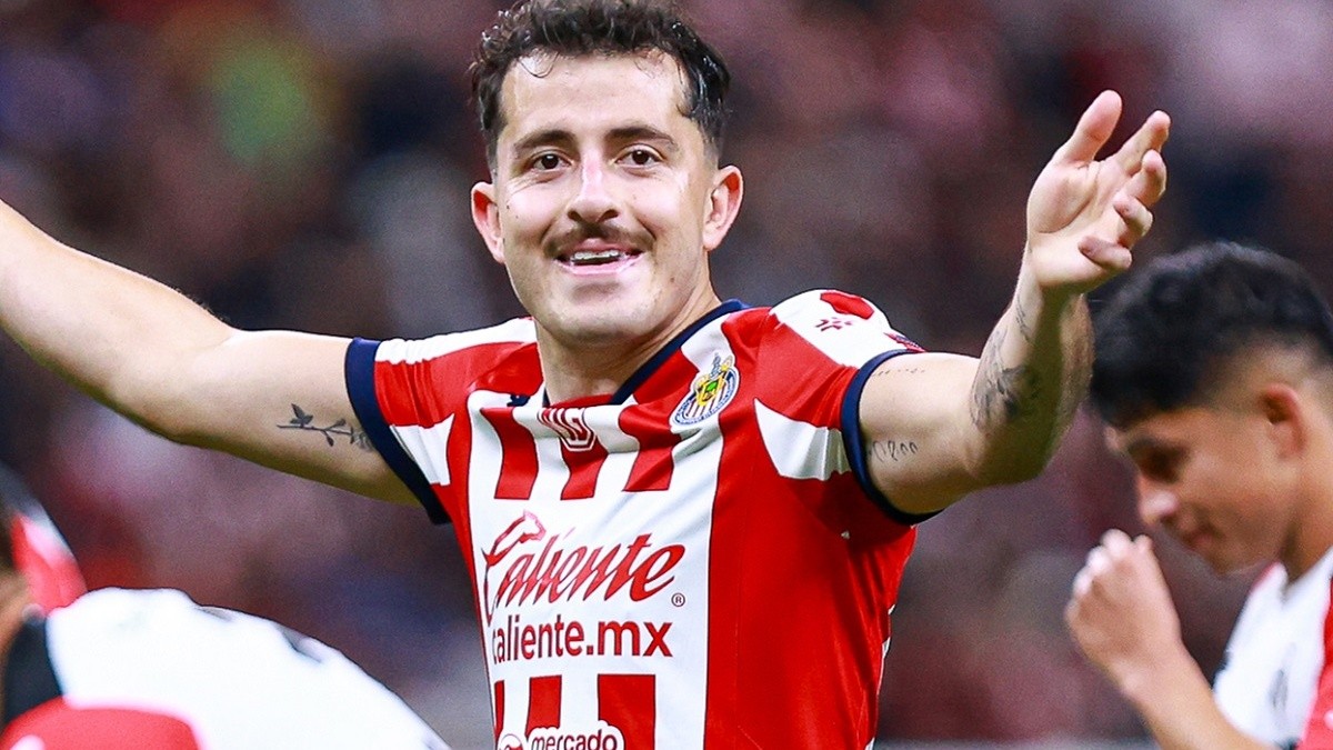 Chivas: Alan Mozo Pulls a 'Pollo' Briseño vs Toluca FC and Fans Mock ...