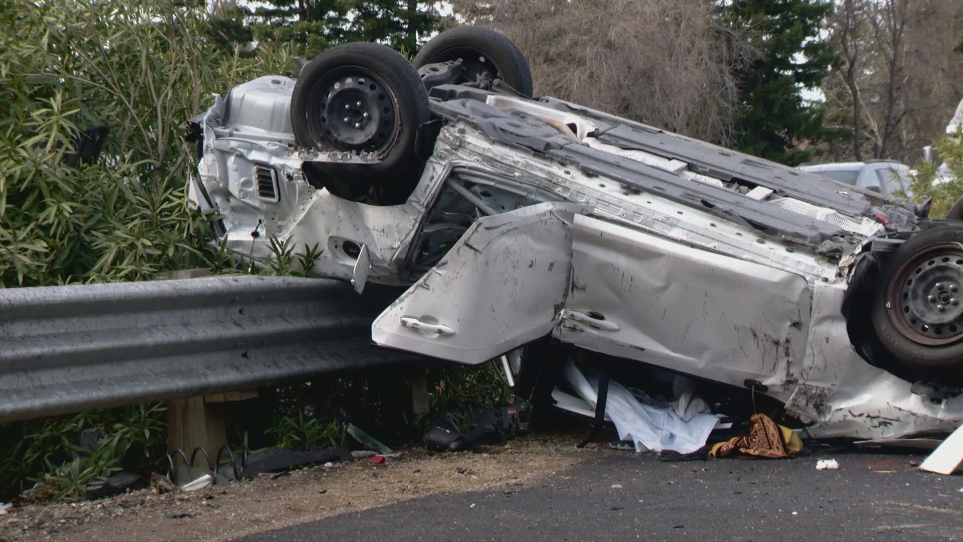 Driver catches car flying off overpass onto Sacramento freeway on camera