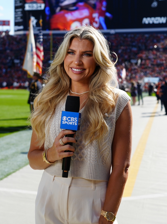 Famous pro sports reporter Melanie Collins, in photos