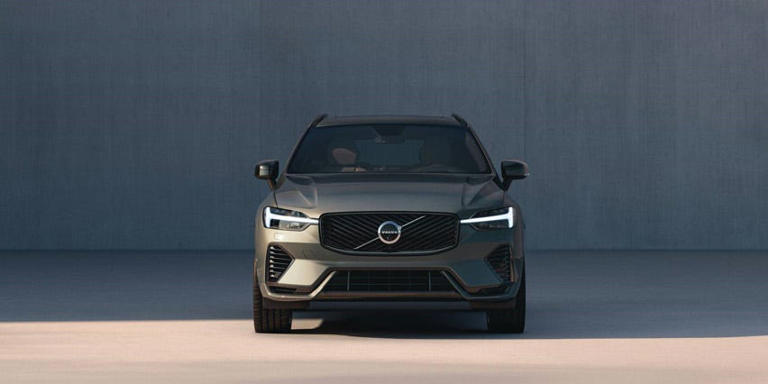 2026 Volvo XC60 Refresh Includes New-Look Grille, Bigger Touchscreen