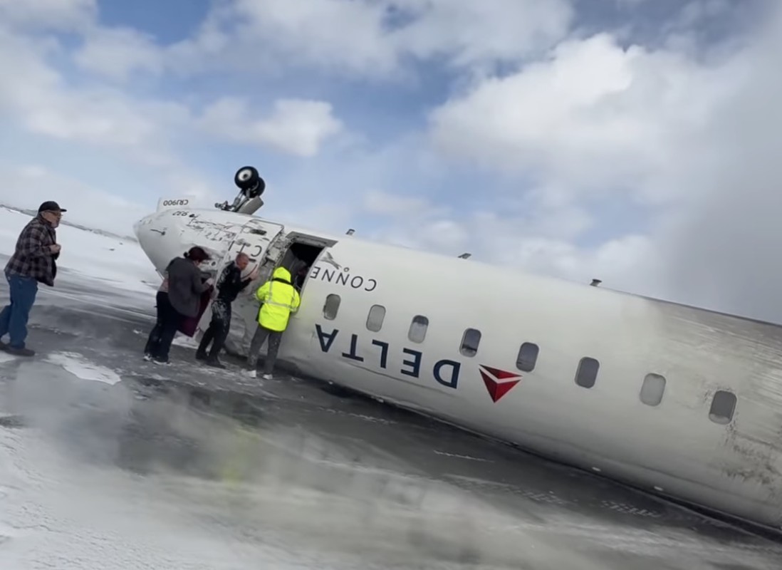 New videos show moment Delta plane from Minneapolis crashes in Toronto