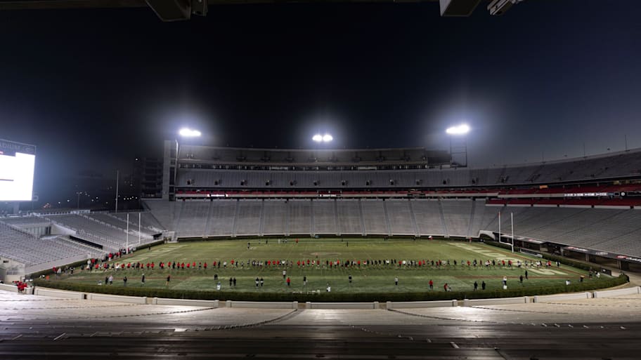 LOOK: Georgia Bulldogs Preform Early Morning Workouts in Sanford Stadium