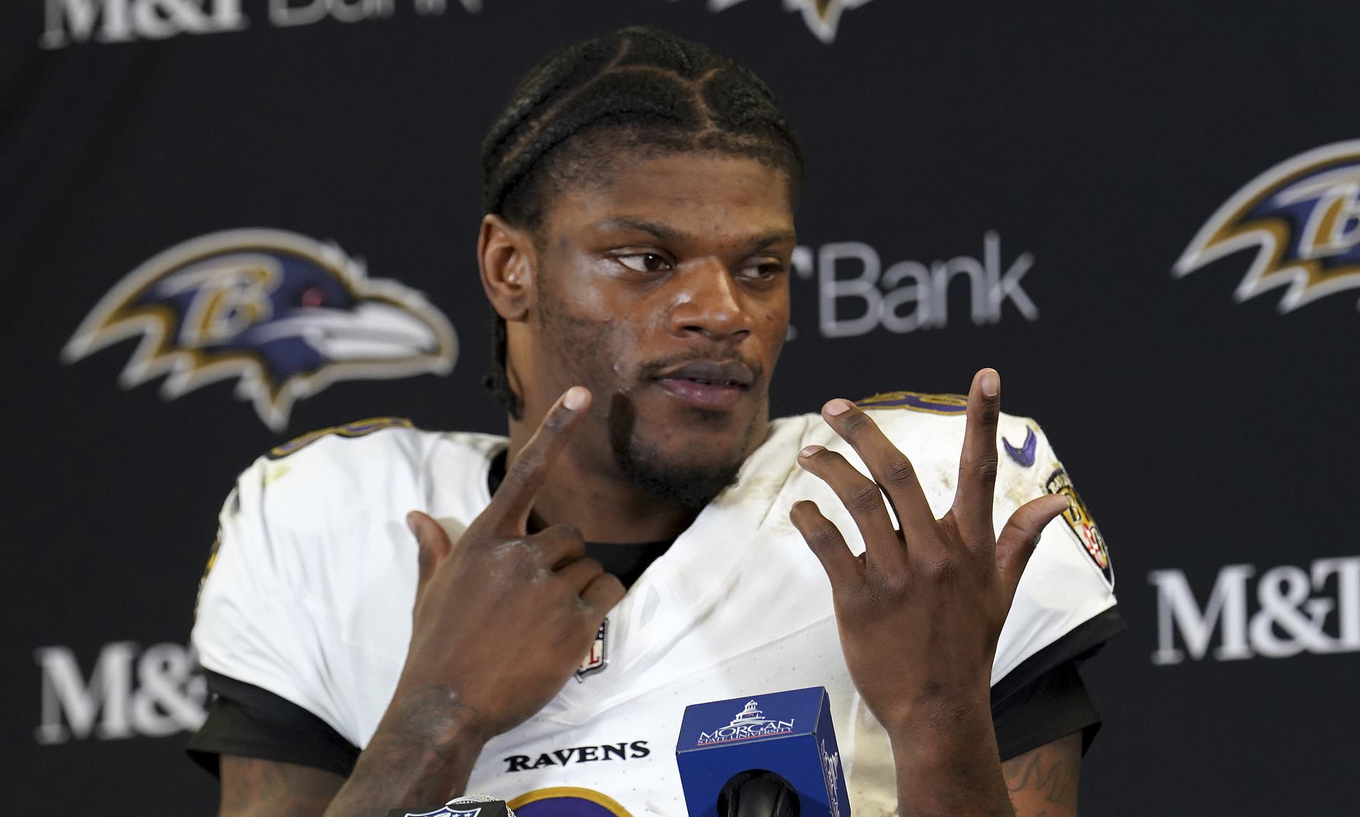 Lamar Jackson looks unrecognizable as Ravens QB unveils shock new hairstyle