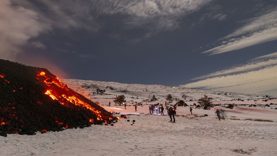 Tourists flock to erupting volcano in Italy, blocking rescue workers