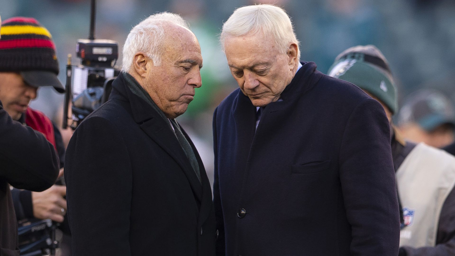 Jeffrey Lurie sets the example that Jerry Jones should be following