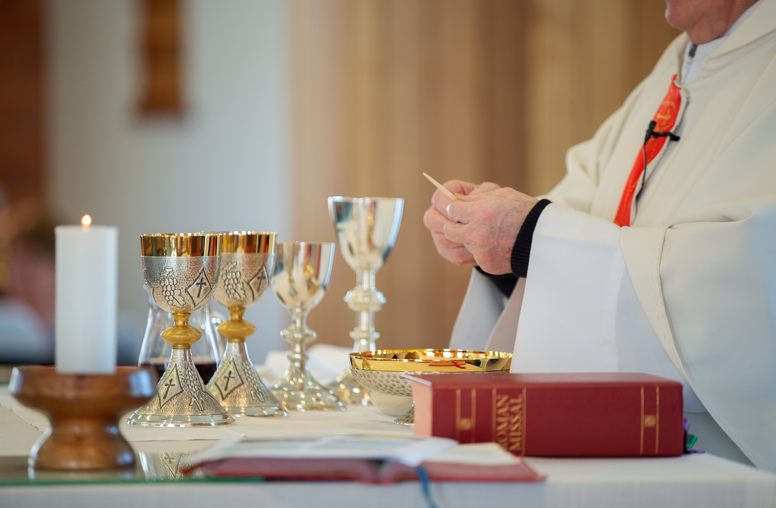 Quelles sont les obligations auxquelles les prêtres sont tenus d'obéir