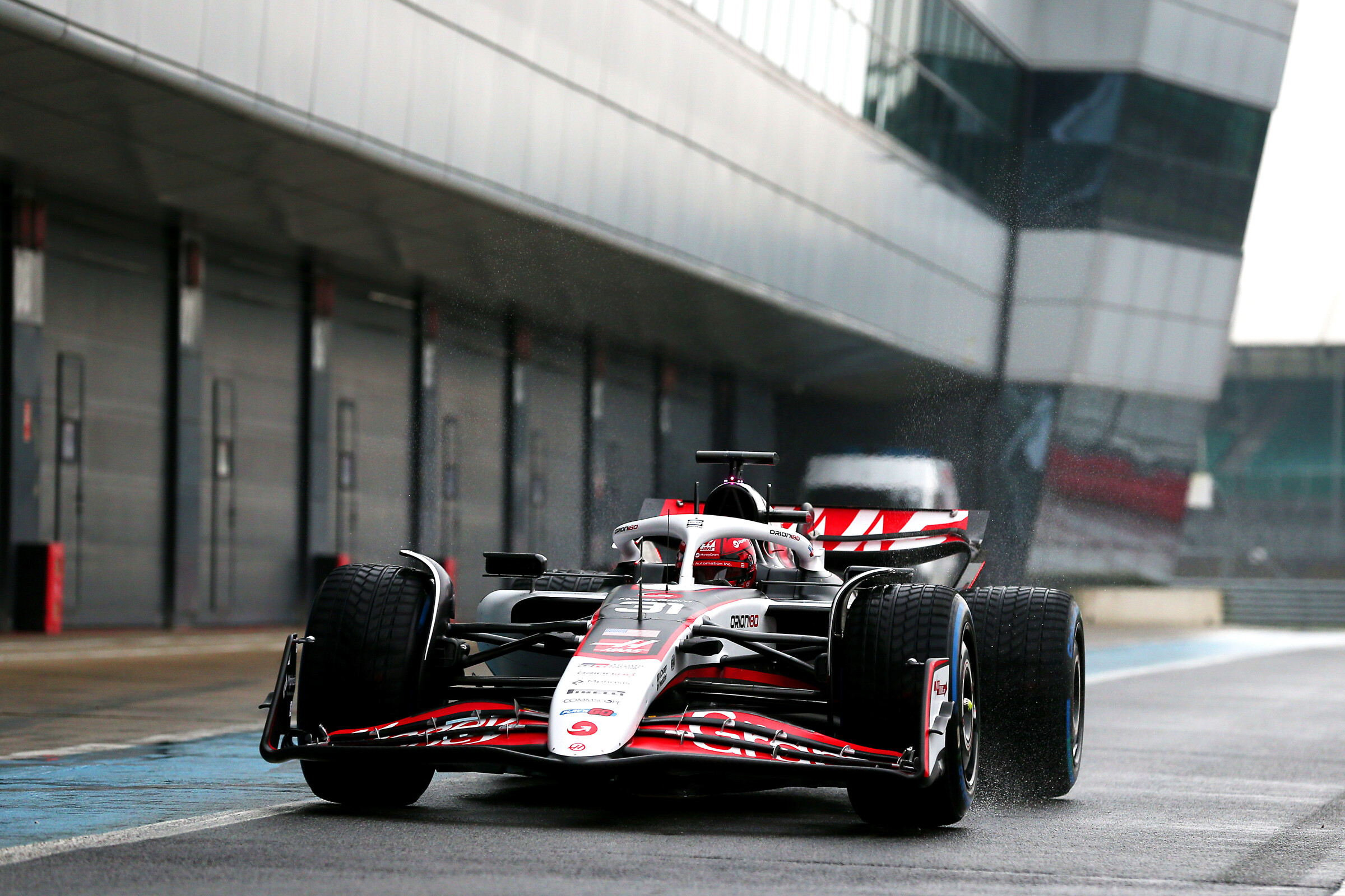 Formel 1 2025: Der Haas-Ferrari VF-25 von Bearman und Ocon