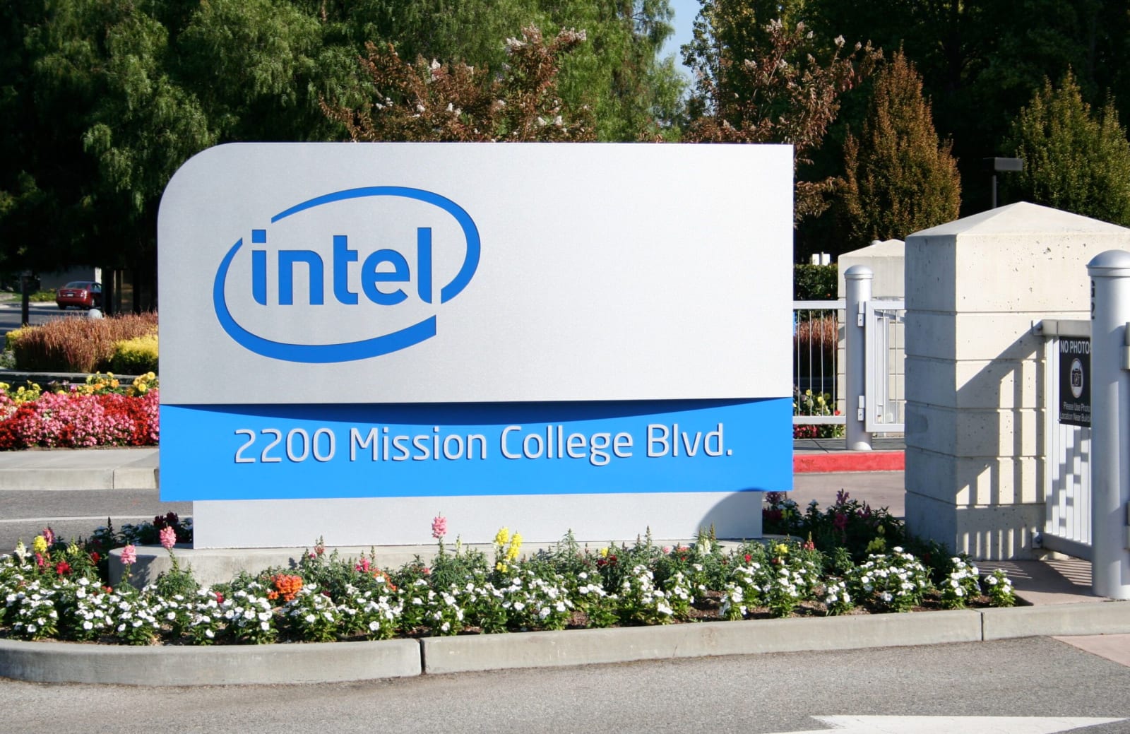 Intel stock (INTC) soars 11% as Broadcom, TSMC reportedly mull bids ...