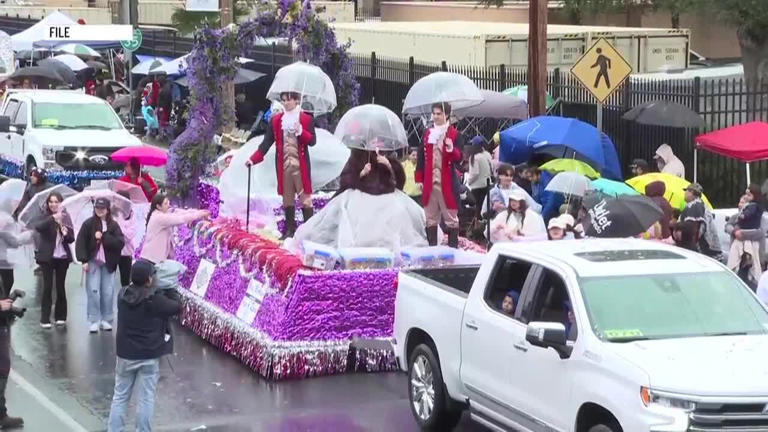 Laredo Police create emergency exits for WBCA Parade