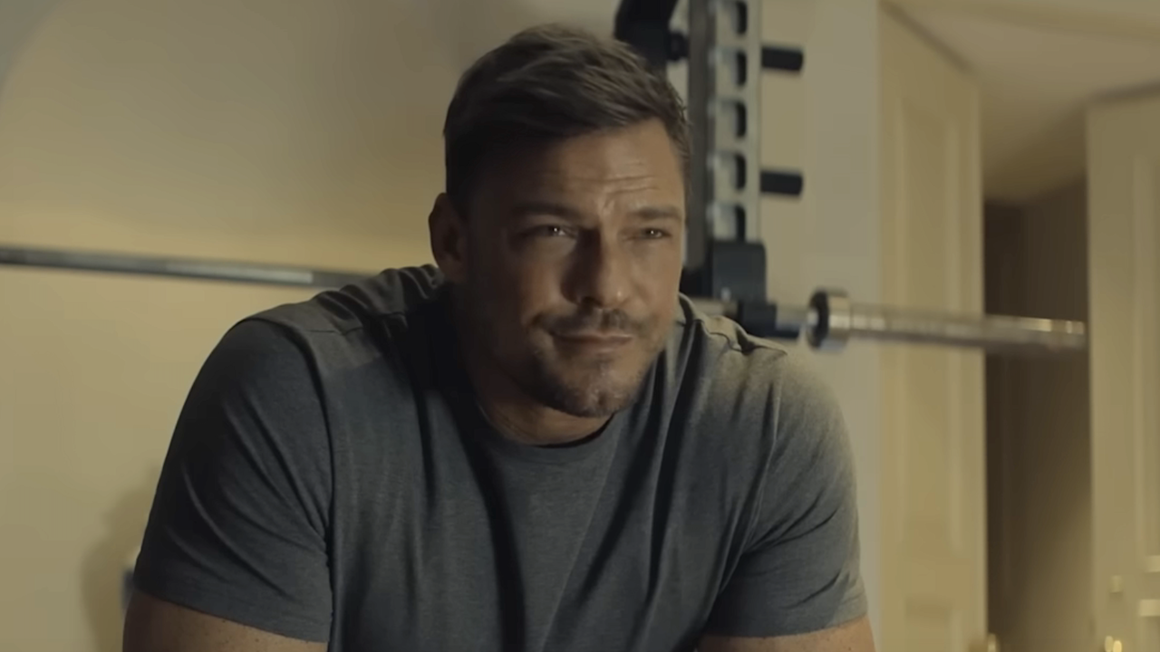 Reacher's Alan Ritchson Knows Fans Joke About His Character's Lack Of ...