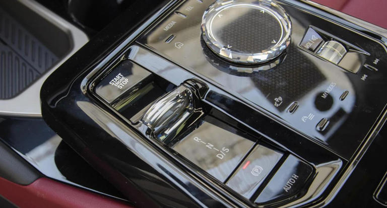 车长近5米2，比奔驰E级大一圈，降价12万，2.0T+8AT，月销10625辆