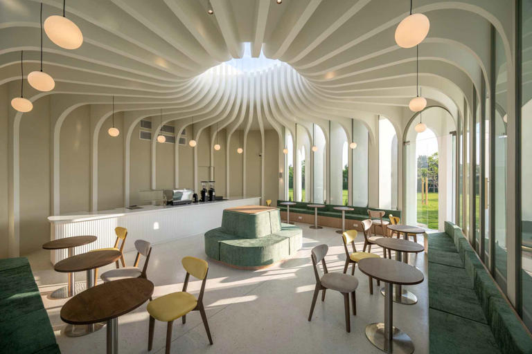 Unik! Kafe Ini Memiliki Bentuk yang Indah Seperti Bunga