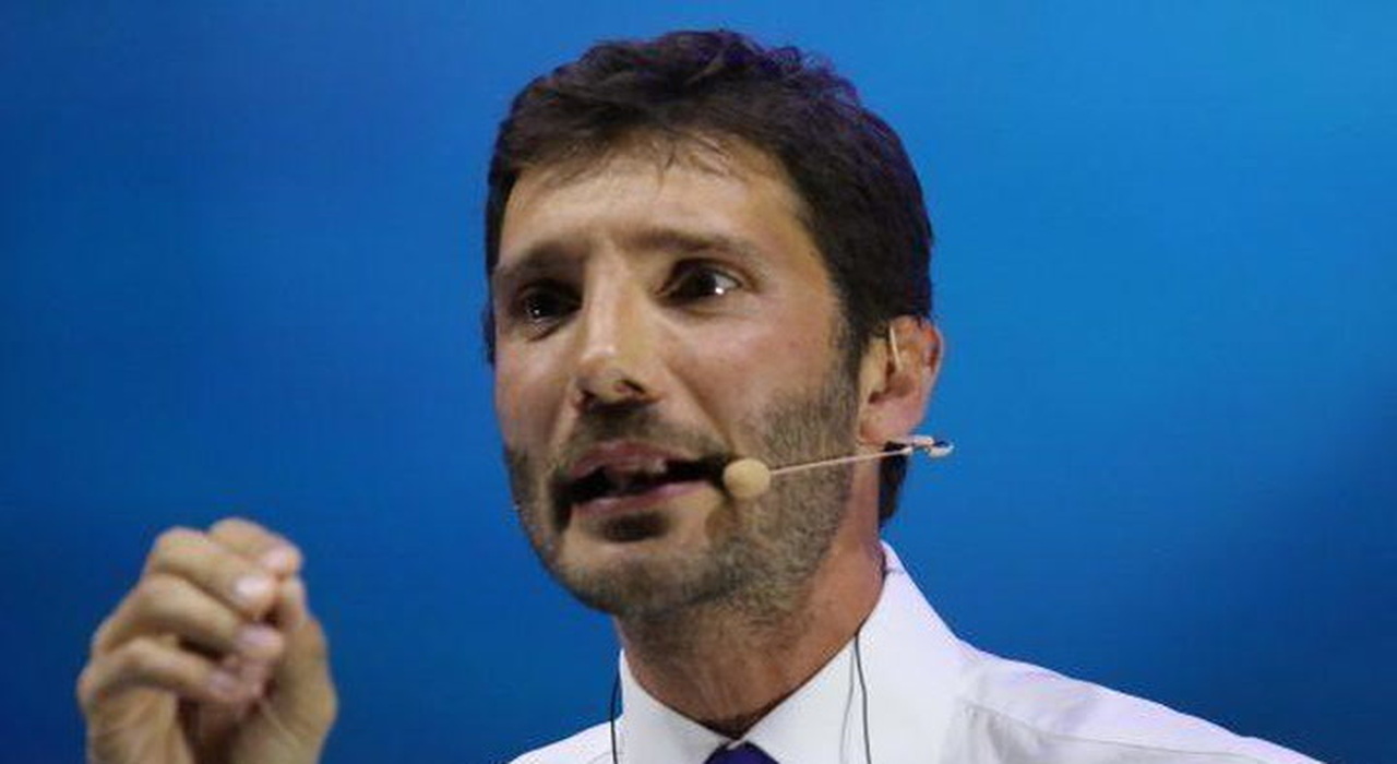 Stefano De Martino e il «Ma che sei un cretino?» a un pacchista di ...